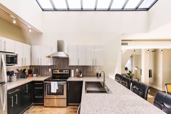 Downtown Luxury 2br Penthouse Loft | Sleeps 8-9 - Milwaukee