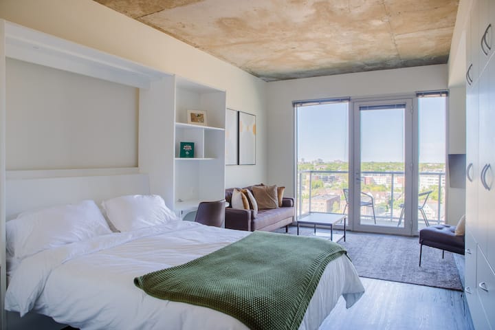 Sunlit Studio Near Brady St With Balcony - Milwaukee, WI