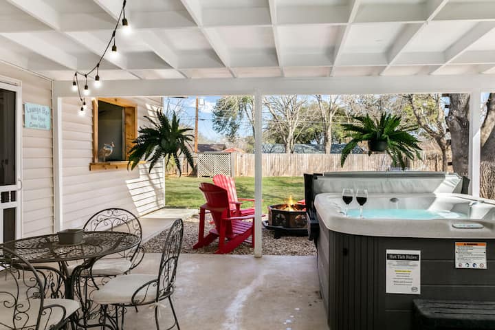 Karen's Kottage | 3/2, Hot Tub, Fire-pit & Grill - Fredericksburg