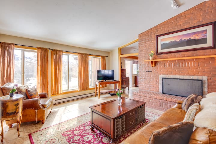 6 Mi To Chico Hot Springs: Villa W/ River Access - Emigrant, MT