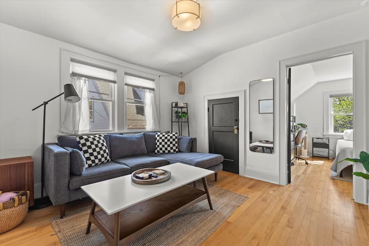 Sunlit 2br Upper Retreat - Milwaukee, WI