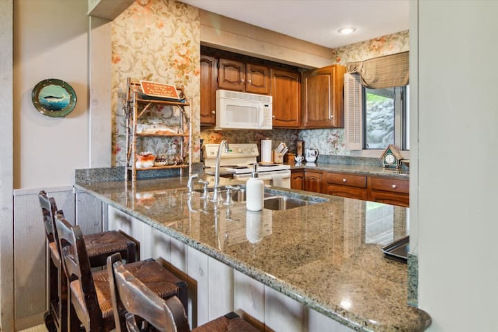 New- Resort Living- 2bed, 2bath Unit, Golf, Pools - Torch Lake, MI
