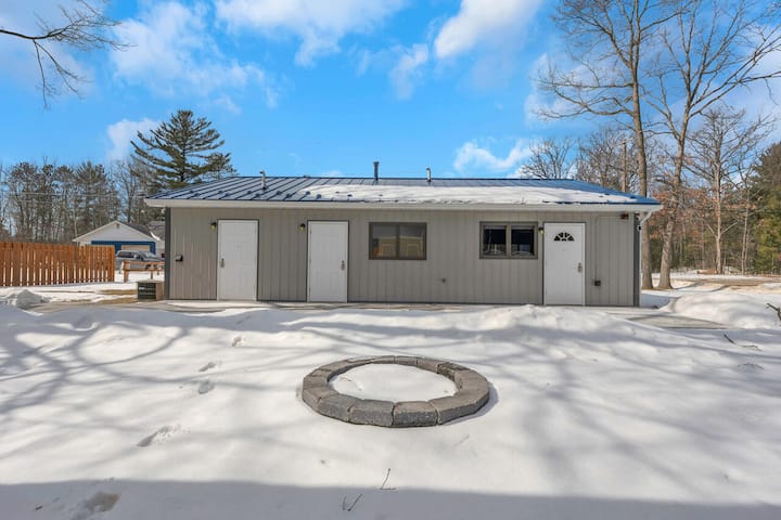 Dragonfly Lodge Of Higgins Lake: Snowmobile Heaven - Higgins Lake, MI