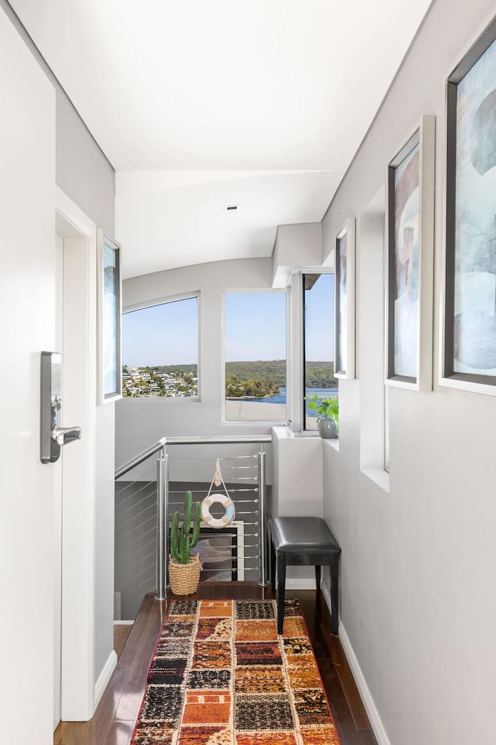 Waterfront Queen Room – Scenic Water Views Await - Cronulla