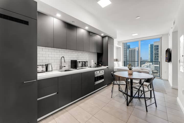 Stylish Studio + Den Across From Bayside Miami! - Miami, FL