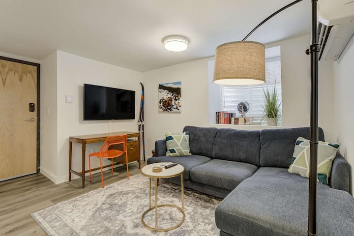 Modern Muse! Cozy Downtown Retreat With Workspace - Manitou Springs, CO