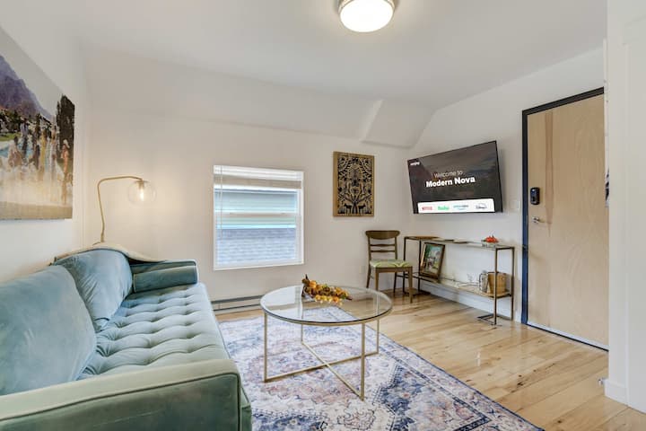 Modern Nova! Cozy & Stylish Downtown Retreat - Colorado Springs, CO