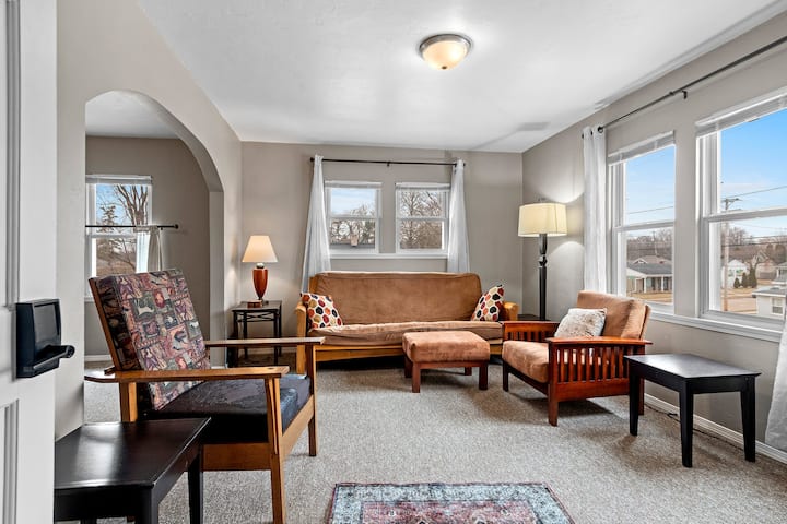 Walk To Snc Campus Minutes Away From Lambeau Field - LedgeStone Vineyards, Greenleaf