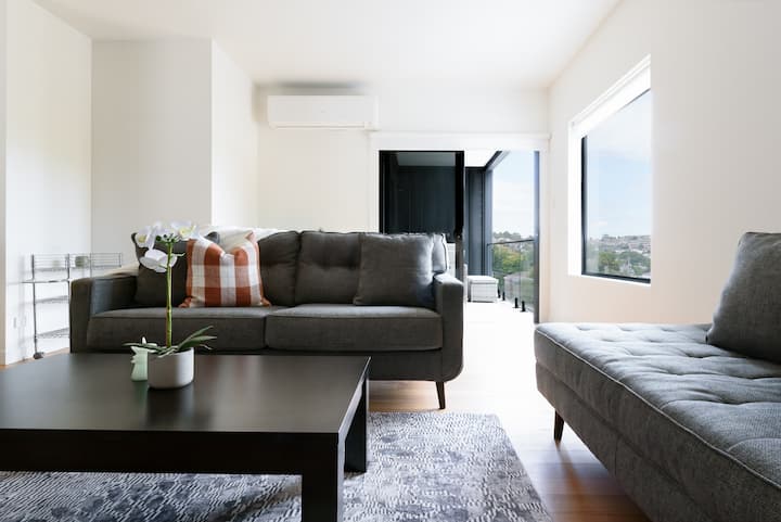 Modern Getaway With Balcony & Secure Parking - Launceston