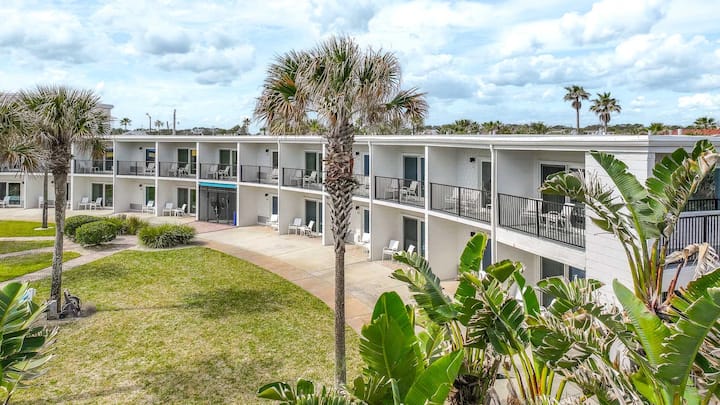 Sunrise Serenity: 3 Spacious Rooms - Jacksonville Beach, FL