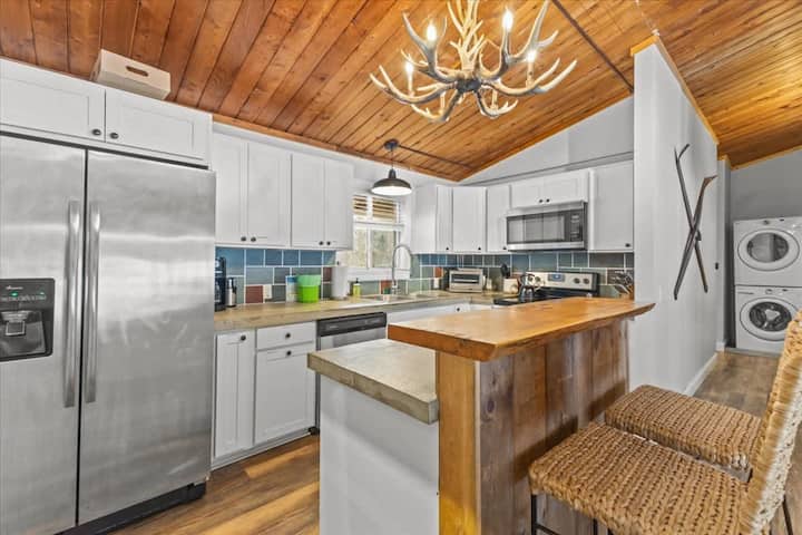 Griffin Chalet 1 ~ Mile To Stowe - Stowe, VT