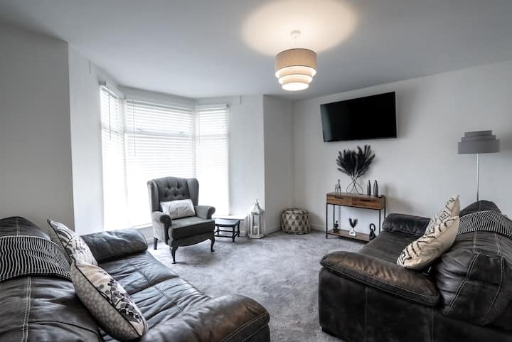 Stadium View 5-bed Retreat + Parking - The Mumbles