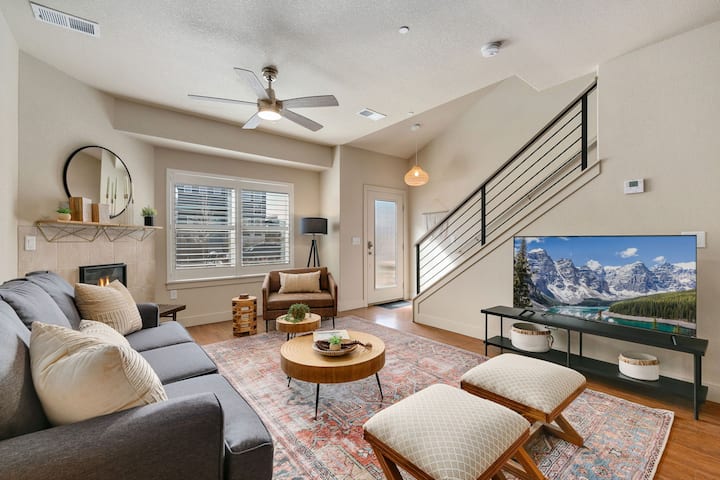 Old Town Getaway – Free Bikes & Private Balconies - Fort Collins, CO