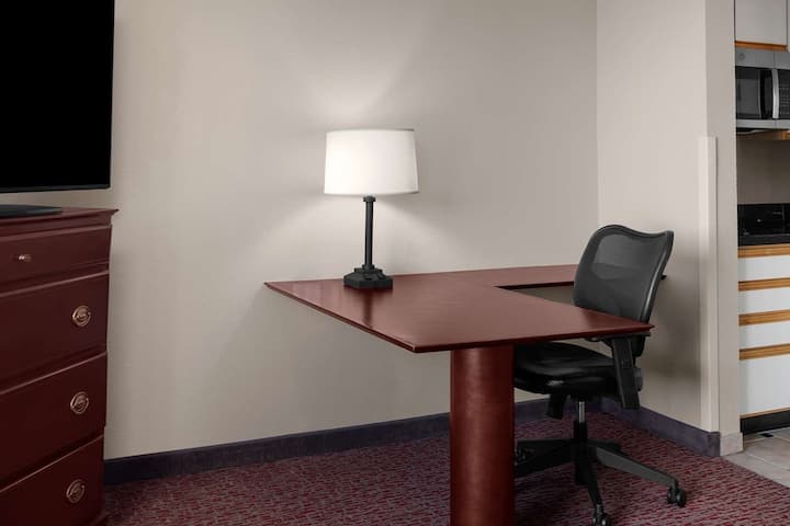 2 Comfortable Units With Free Breakfast & Parking! - Bellevue, WA