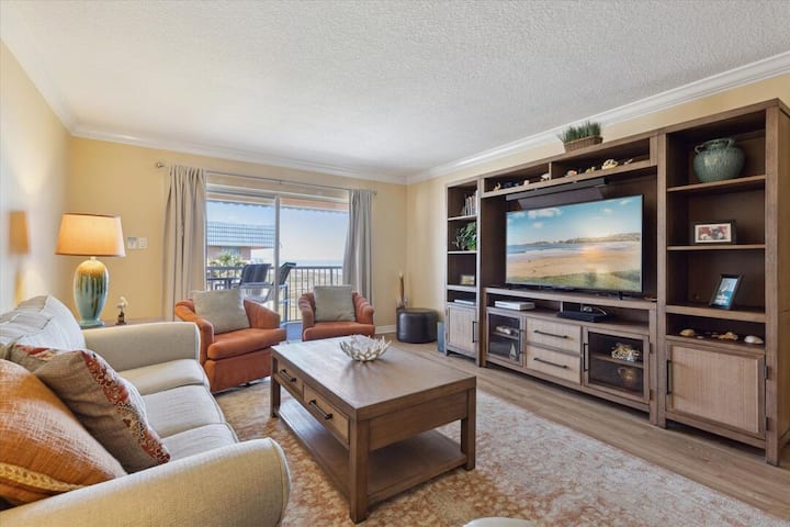 Pelican Point Condo - Steps To The Beach! - ココアビーチ, FL