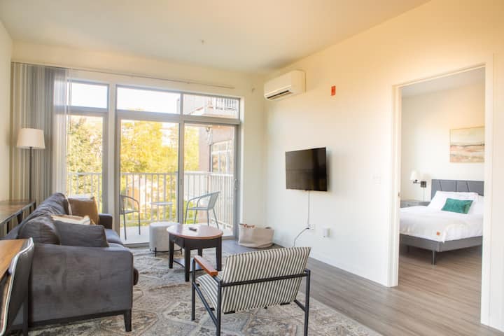 East Side Luxury 1br Apt - By Brady+fiserv+balcony - Paradise Landing, Milwaukee