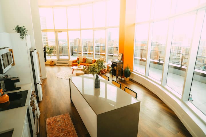 *Penthouse* - Luxe Stay With Views - Free Parking - Halifax