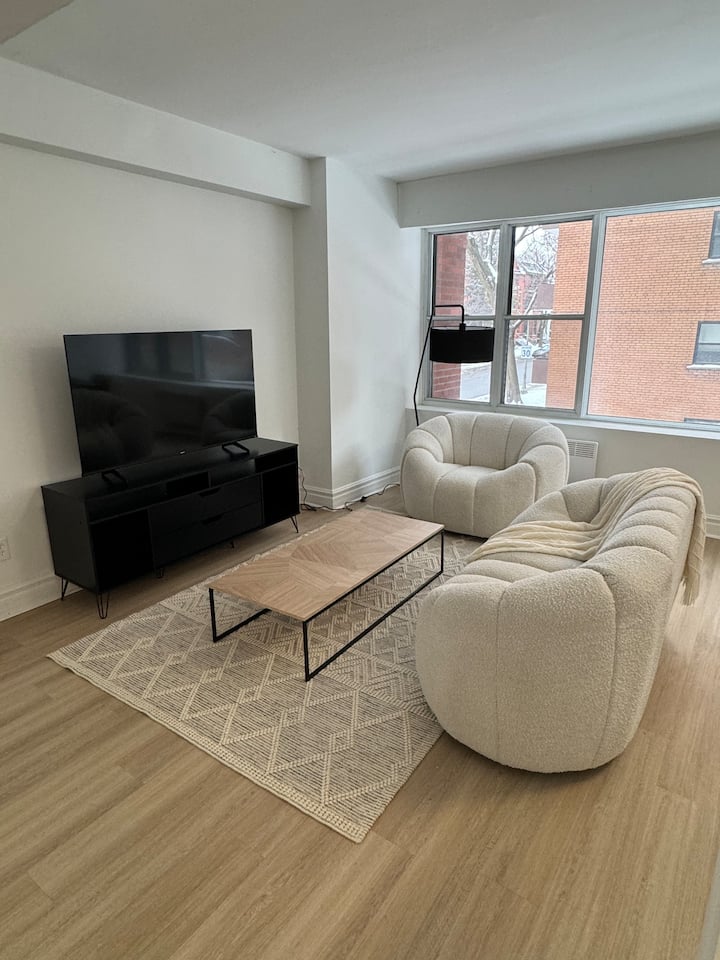 Sophisticated Two Bedroom Hideaway In Westmount - Lasalle