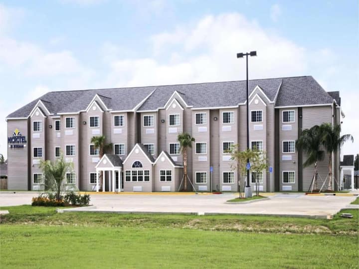 Ms6 Breaux|2 Queen Beds | Non-smoking, Micfridge - Breaux Bridge, LA