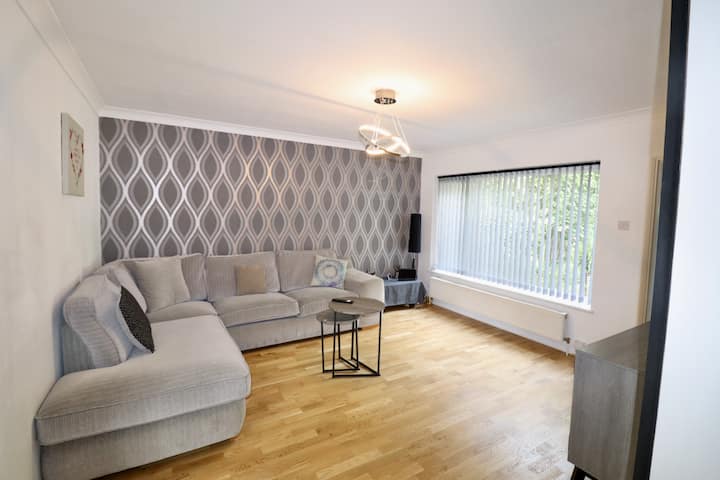Addlestone Spacious Four Bedroom House - Woking