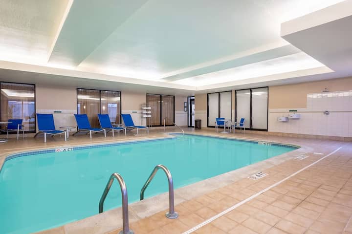 2 Convenient Rooms With Indoor Pool, Pet-friendly - Novi, MI