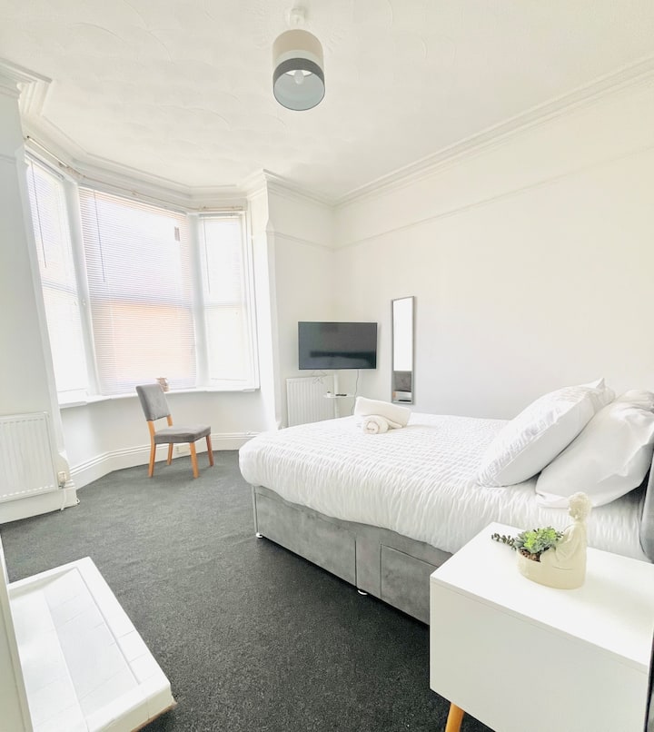 Francis Avenue Room 1 - Southsea