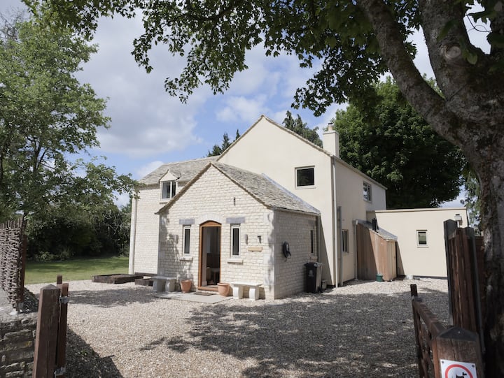 Polo Lodge, Coates, Cirencester Uk - Cirencester