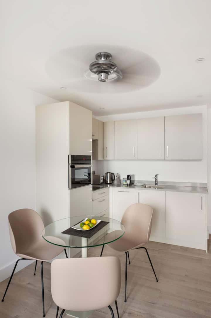 Modern & Stylish One-bedroom Executive Suite - Edinburgh