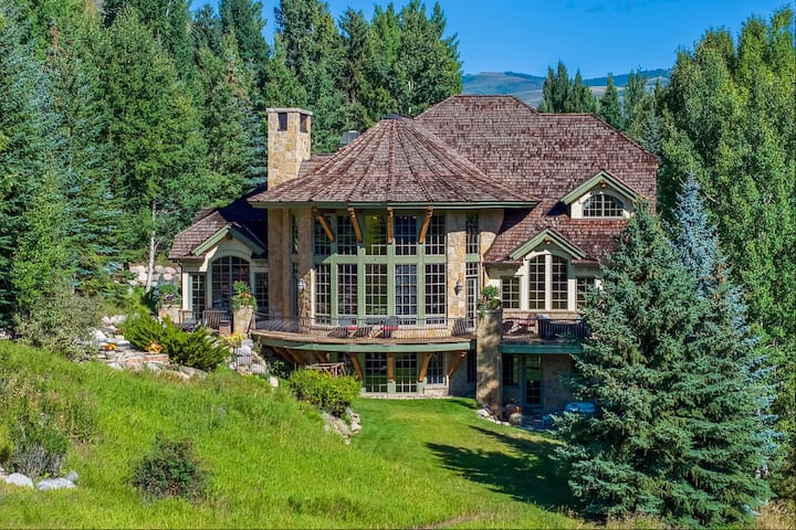 North Starr Chateau: 7 Suites, Game Room & Hot Tub - Avon, CO