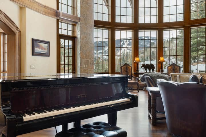 North Starr Chateau: 7 Suites, Hot Tub, Theater - Avon