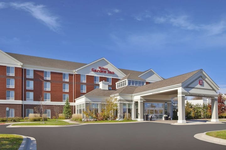 Near Twelve Oaks Mall + On-site Dining. Pool. Gym. - Novi, MI