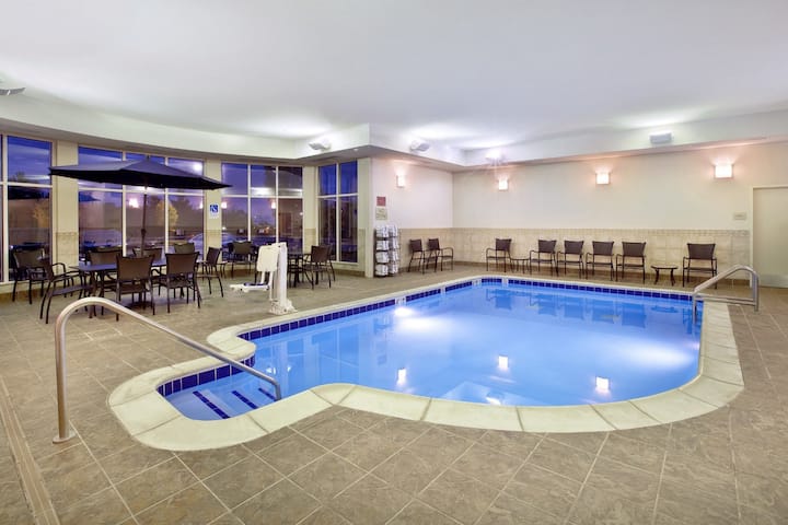 Near Twelve Oaks Mall + Dining. Indoor Pool. Gym. - Novi, MI