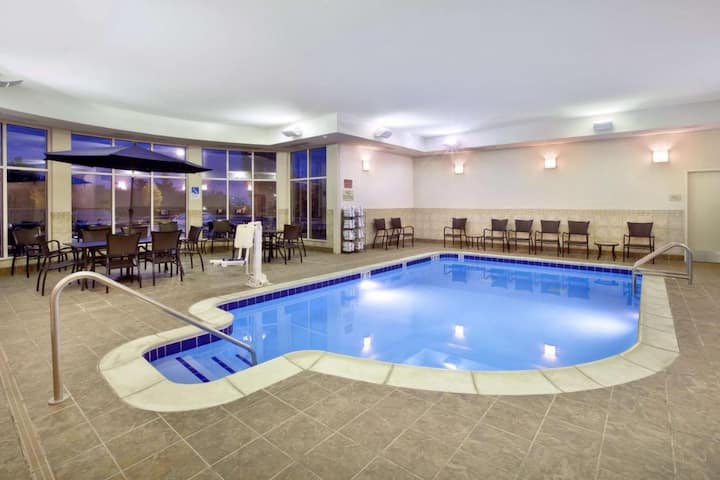 Pet-friendly King Suite| Indoor Pool. Free Parking - Novi, MI