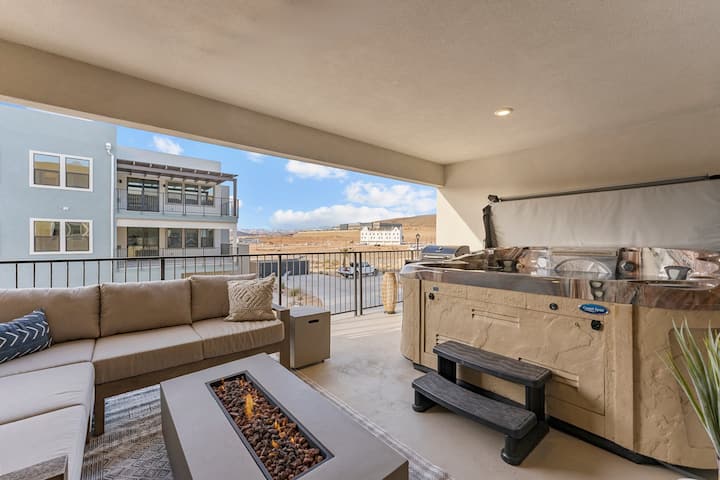 Utah Utopia: Hot Tub, Desert Color Lagoon - St. George, USA