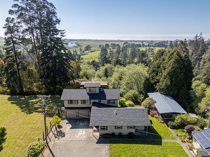 Stellar Ocean & Pasture Views -Bbq Deck- Hot Tub - Arcata, CA