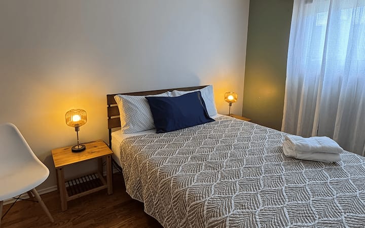 Family & Group Stay In Down Town Cochrane (6 Max) - Cochrane