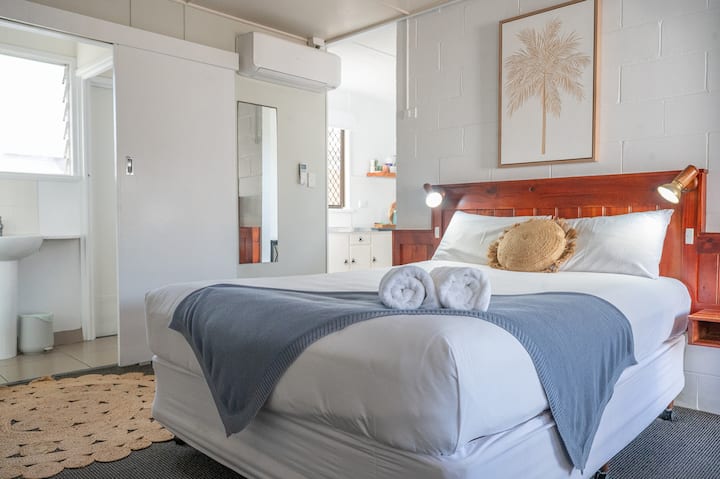 Queen Suite ~ Pool & Sauna - Bargara