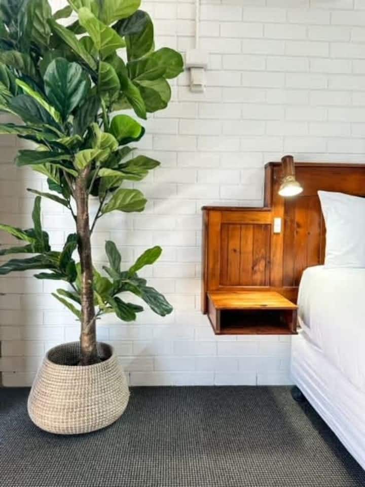 Queen Suite ~ Pool & Sauna - Bundaberg Central