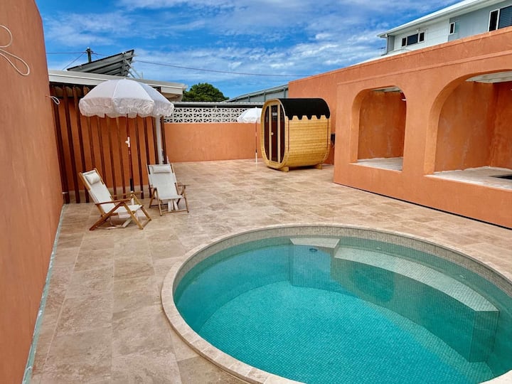 Queen Suite ~ Luxury Motel Stay Bargara - Burnett Heads