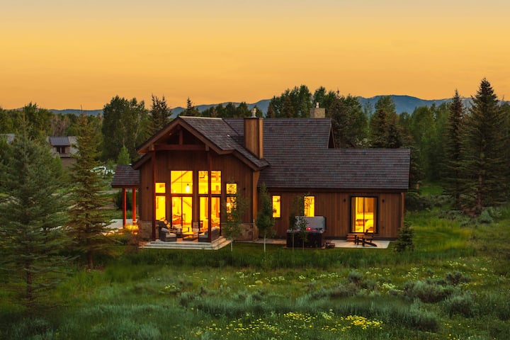 Basecamp Stays: Upscale Chalet W/ A/c & Hot Tub! - Driggs, ID