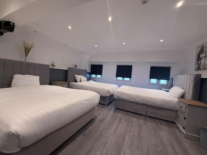 Yellow Submarine Apartments - Sleeps 19 - Liverpool