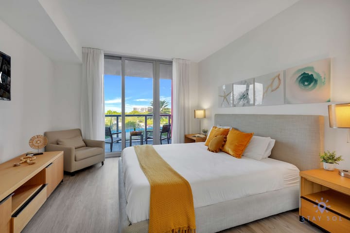 Great Views Apartment With Pool & Balcony - Hallandale Beach, FL