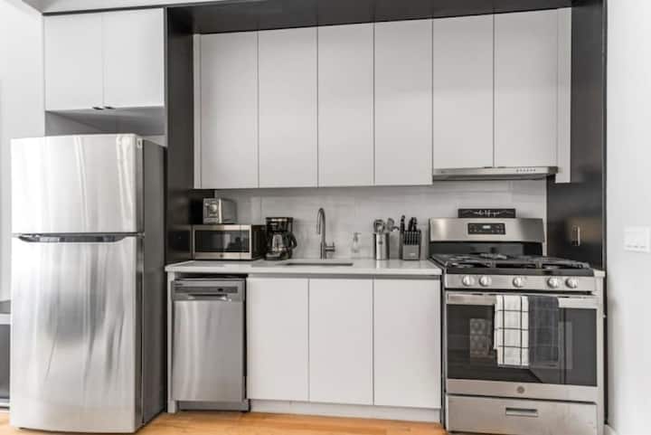 Luxe Studio With Charming Juliet Balcony - Washington Heights - Manhattan