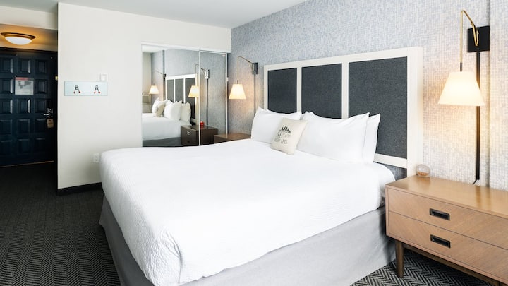 Mountain Retreat: Queen Room, Gravity Haus - Steamboat Springs, CO