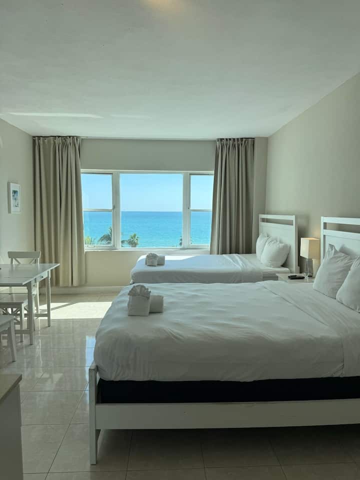 Ocean View Condo Sleeps 4 People - Miami Beach, FL
