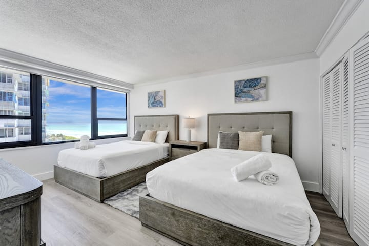 Stunning Resort Condo, Exclusive Beach Service 908 - Miami Beach