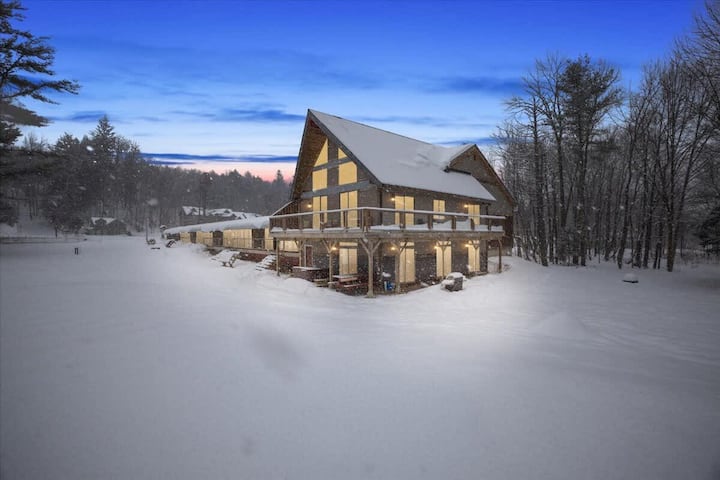 Griffin Chalet 5 ~ Mile To Stowe - Stowe, VT