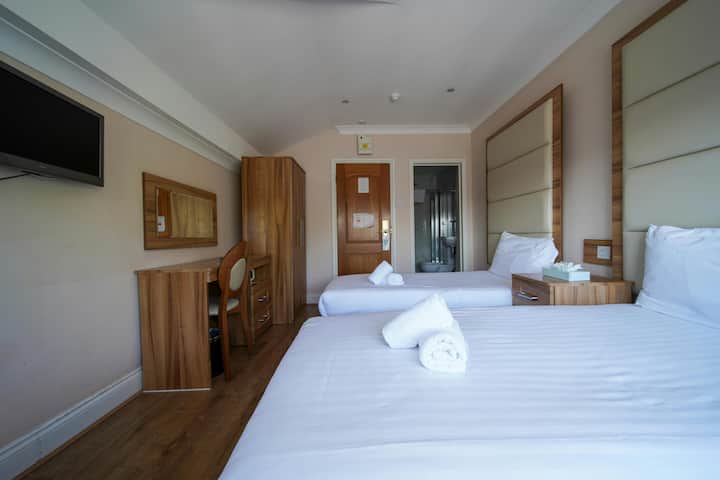 Family-run Gem With All-day Snacks & Drinks - Londres