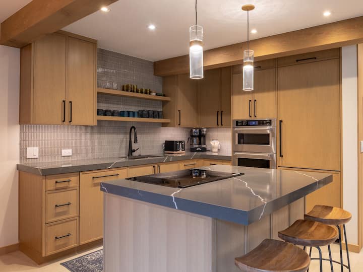 Ski-in/ski-out Pool Condo, Hot Tub & Mtn Views - Aspen