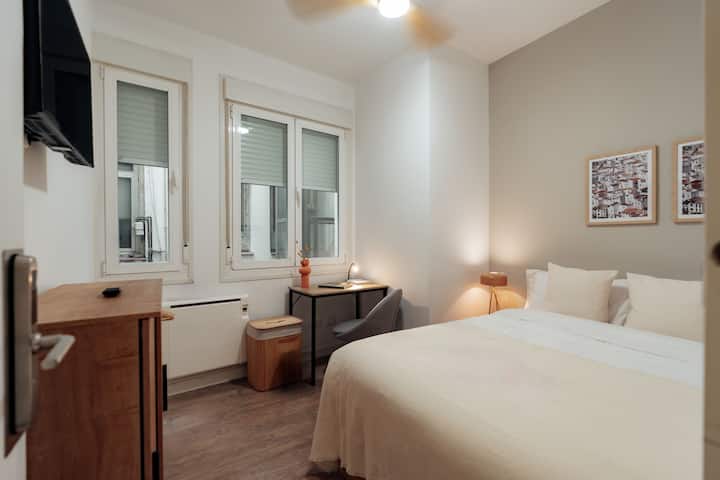 Room Manises Spacious Room In Shared Apartment - Madrid